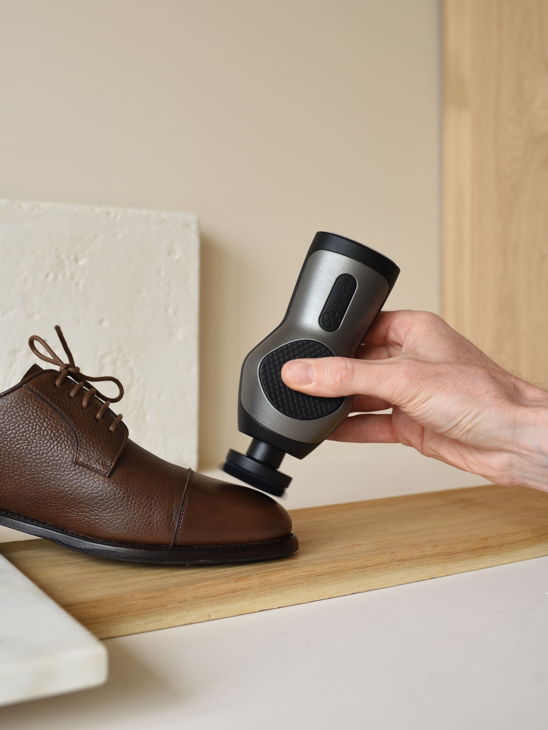 Cireuse Chaussure Tous Cuirs | Portable et Haut de Gamme | Cireon